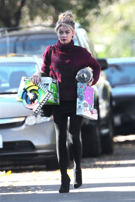 Sarah Hyland Leggy Shopping In Los Angeles December 2014 • Celebmafia