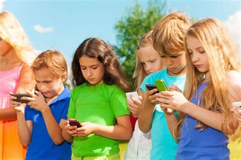 Родители «зависают в телефоне − как это влияет на их детей