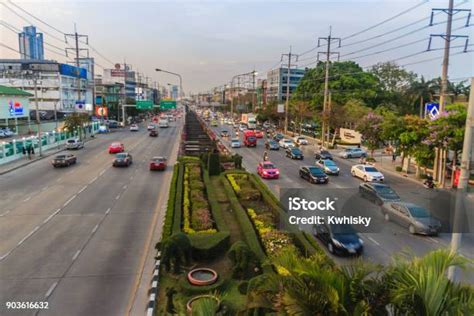 방콕 태국3 월 14 일 2017 아름 다운 교통 섬 라마 3도로에서 교통 흐름 라마 3도로 또는 Thanon Rama Iii 방콕에서 차오프라야 강을 따라도입니다 강에