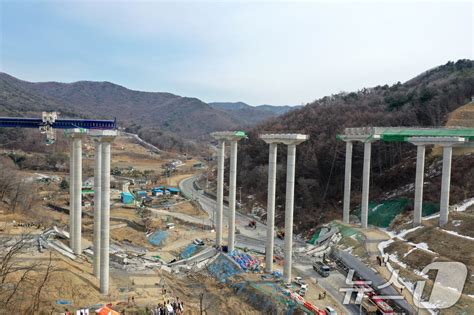 아직 아들이 많이 어린데황망함에 울부짖는 안성 붕괴사고 유족들 뉴스1