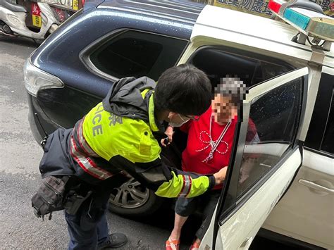 老婦走上快速道路 小黃司機伸援手 土城警助返家