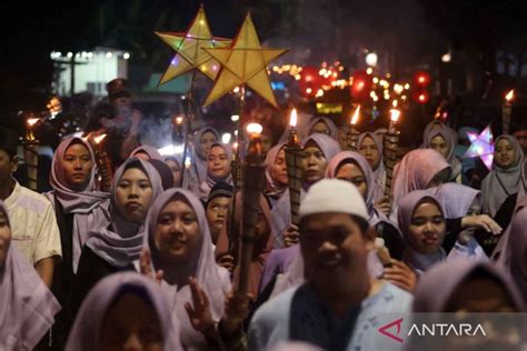 Ratusan Warga Jakarta Gelar Pawai Obor Sambut Ramadhan 1446H ANTARA News