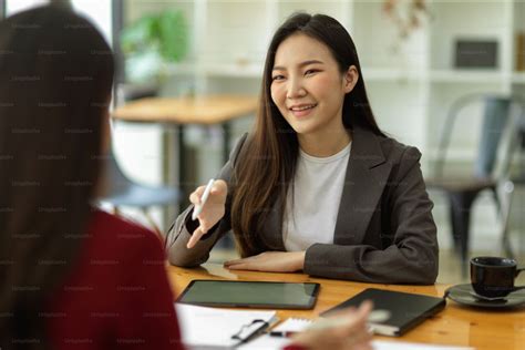 신입 사원을 인터뷰하는 여성 사업가 사무실에서 여성 비즈니스 파트너 또는 구직자와의 비즈니스 토크 협상 고용 사진