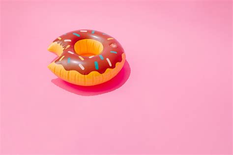 파스텔 핑크 배경에 도넛 풍선 수영장 장난감입니다 최소한의 여름 개념입니다 개념에 대한 스톡 사진 및 기타 이미지 개념
