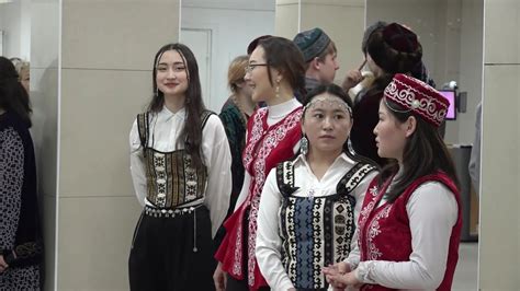 Казахская национальная одежда покоряет мировую Fashion индустрию Youtube