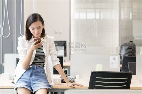 坐着使用手机的办公室女职员高清图片下载 正版图片500562208 摄图网