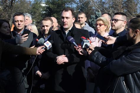 Андоновски и пратеничката група на ВМРО ДПМНЕ со поддршка за протестот
