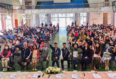 中市語文競賽代表隊進軍全國 教育局長授旗預祝旗開得勝 觀傳媒