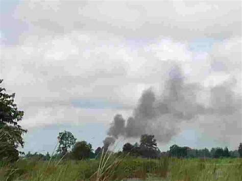 ကျောက်ကြီးမြို့နယ်တွင် စစ်တပ်က လေကြောင်းဖြင့် ဗုံးကျဲ ပစ်ခတ်မှုကြောင့် သမန်းကျင်းရွာ မီးလောင်နေ