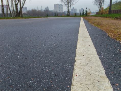 무료 이미지 영상 아스팔트 도로 노면 타르 레인 공공 장소 보도 선 하부 구조 잔디 통로 차도 비 건축물 시티 어깨 연석 3648x2736