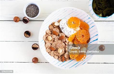 흰색 나무 테이블에 요구르트와 귤 조각의 그릇 피트니스 음식 오버헤드 상단 뷰 플랫 레이 과일에 대한 스톡 사진 및 기타 이미지 Istock