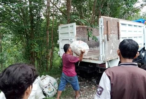 Pelaku Pembuang Sampah Di Pinggir Jalan Nawungan Jalani Sanksi Sosial