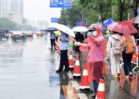 雨中一幕海淀考场外被暖到了 考生