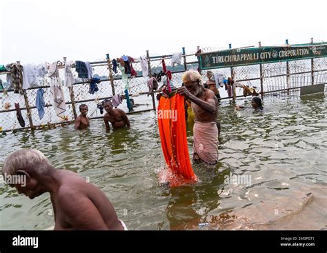 Indian Men Bathing Hi Res Stock Photography And Images Alamy