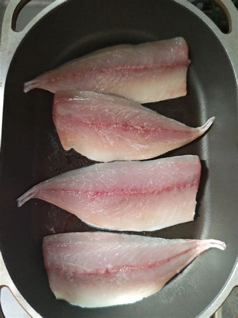 「あじの即席南蛮漬け」 昨日の夕飯は、長崎県産の焼きたての真あじの上に、過日にこしらえた赤玉ねぎのマリネを温めたのをのせて、即席南蛮漬け