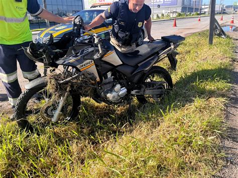 Homem fica gravemente ferido após colisão entre carro e motocicleta na BR em Itajaí