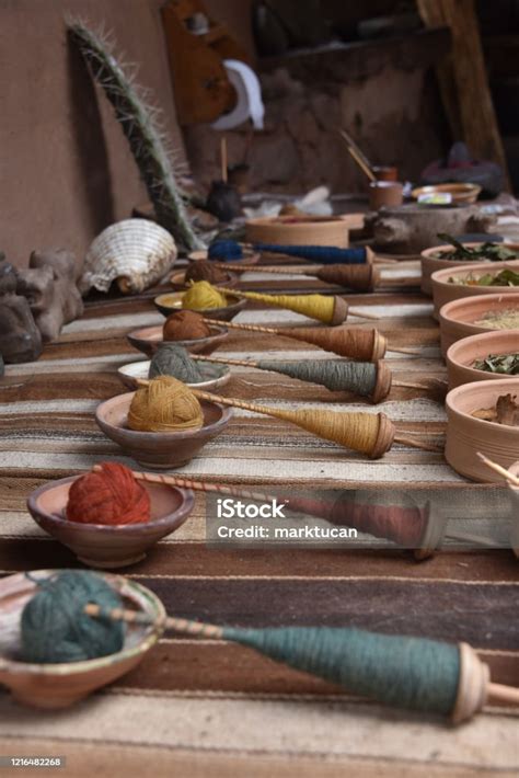 페루 쿠스코 근처의 전통적인 직물 직조 센터에서 천연 염색 울 0명에 대한 스톡 사진 및 기타 이미지 0명 계곡 공동체 Istock