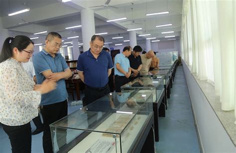 河南省图书馆学会调研座谈在我馆举行 信阳师范大学谭山校区图书馆
