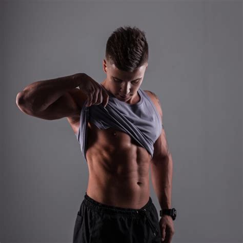 Bel Homme Athlétique Avec Un Corps Sain Musclé Déshabille La Chemise Et