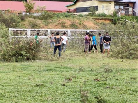 Jelang Pertandingan Pemuda Tiga Desa Bersihkan Lapangan Bola Kaki Di Aceh