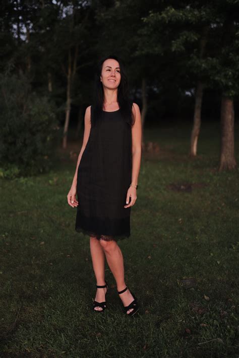 Lina Kleita Dancot Gāju Citarota Oriģinālas Latviešu Rotas Un Apģērbs