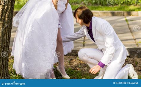 Lhomme Regarde Sous La Jupe Photo Stock Image Du Baiser Beau 44175152