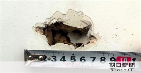 爆発物の破片、60m先の壁に突き刺さる 岸田首相襲撃事件：朝日新聞