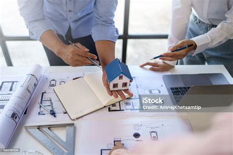 엔지니어 또는 건축가가 함께 작업하는 계획 프로젝트 회의 및 작업 현장의 모델 구축 및 청사진에 대한 엔지니어링 도구 건설 산업에 대한 스톡 사진 및 기타 이미지 Istock