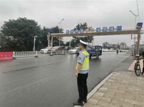 突发！东洲大桥发生一起油罐车撞限高架事故，往来车辆请注意绕行！赤壁市