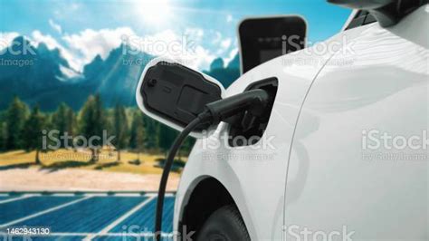 Ev 자동차 및 태양 전지의 진보적 인 재생 가능 및 청정 에너지 기술 전기 자동차 대체 연료 자동차에 대한 스톡 사진 및 기타
