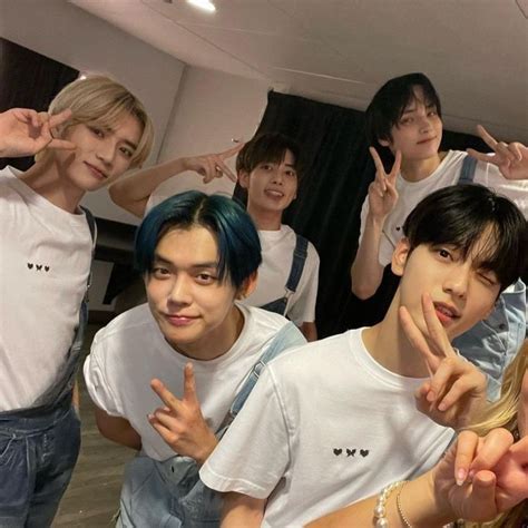 Txt Soobin Yeonjun Beomgyu Taehyun Huening Kai Lq Icon Selca Selfie Txt Cute Actors Boy Groups