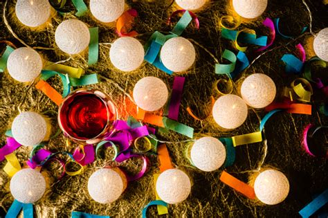 레드 와인 화환 조명 및 색종이 상단 보기 유리 파티 시간입니다 축하 컨셉 색종이 조각에 대한 스톡 사진 및 기타 이미지 색종이 조각 탁자 0명 Istock