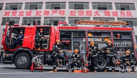 我眼中的火焰蓝丨萌翻辣！他们眼中的消防员原来是这样哒！澎湃号·政务澎湃新闻 The Paper