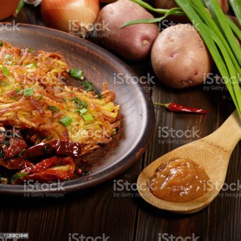 사과 소스와 점토 접시에 집에서 만든 맛 있는 감자 팬케이크 갈기갈기 찢어진에 대한 스톡 사진 및 기타 이미지 갈기갈기