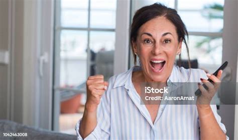 중간 세 여자 스마트폰 자랑 비명과 승리와 성공을 매우 흥분된 하 고 축 하를 사용 하 여 감정 응원 감정에 대한 스톡 사진 및 기타 이미지 Istock