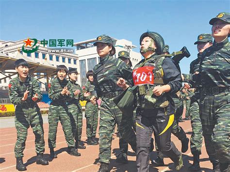 网友参观猎鹰突击队 女队员演示匕首格斗 组图 图片中国 中国网