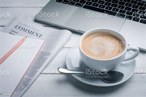 블랙 커피 컵 노트북 신문 및 노트북이 테이블 위에 놓입니다 아침 뉴스 아침 준비 0명에 대한 스톡 사진 및 기타 이미지 0