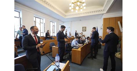 Със скандали за натиск по коридорите и опити за разпределяне