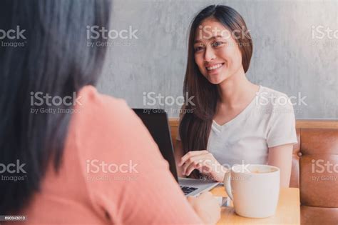 젊은 아름 다운 아시아 여자 작업 하 고 커피숍 배경에서 노트북 이야기 기업 재무와 산업에 대한 스톡 사진 및 기타 이미지
