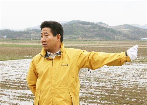 노무현사료관 논 앞에서 이야기하는 노무현 대통령