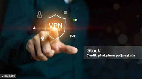 Vpn 가상 사설망 프로토콜 개념 Vr 화면에 Vpn 아이콘이 있는 키보드 컴퓨터에 입력하는 남자 Vpn 개념 0명에 대한 스톡 사진 및 기타 이미지 Istock