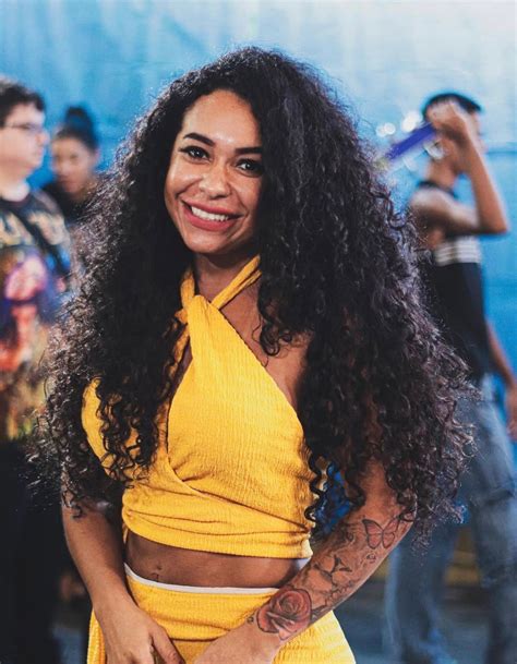 Ex Rainha De Bateria Da Beija Flor Raissa De Oliveira Tem Carro Levado