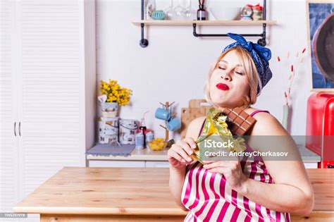 초콜릿 바 복사 공간을 먹고 즐기는 임신 한 성인 여자 기대 금발의 원하는 연인 임신의 변덕 건강에 해로운 식사 행복 개념