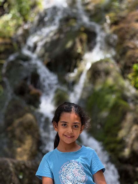 عکس‌ ژست‌های خاص و زیبای دختر منوچهر هادی در طبیعت اقتصاد24