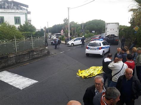 Tragedia Sulla Nazionale Travolta Da Un Camion Mentre Attraversa La Strada Morta Enne