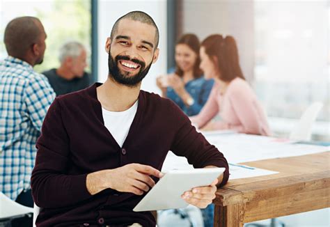초상화 사업가와 남자가 회의 태블릿과 행복 인터넷 및 웹 사이트 정보와 함께 미소 짓고 있습니다 프로젝트나 네트워크를 위한 기술 온라인 캘린더 및 일정을 갖춘 그룹 얼굴 및
