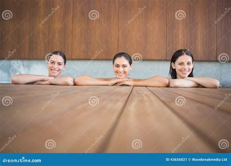 Giovani Donne Allegre Nella Piscina Immagine Stock Immagine Di