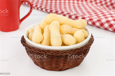 흰색 배경 코페 테이블에 바구니에 비스킷을 뿌려라는 전통적인 브라질 전분 비스킷 쿠키에 대한 스톡 사진 및 기타 이미지 쿠키