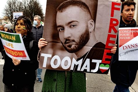 රැප් ගායකයාගේ මරණ දණ්ඩනය හේතුවෙන් ඉරානය පුරා නැවත විරෝධතා Lnw Sinhala