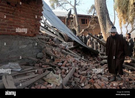 Srinagar Indian Controlled Kashmir 26th Dec 2013 Kashmiri Villagers